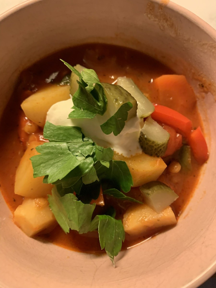 Vegetarisk gulasch med potatis – Stunder vid spisen